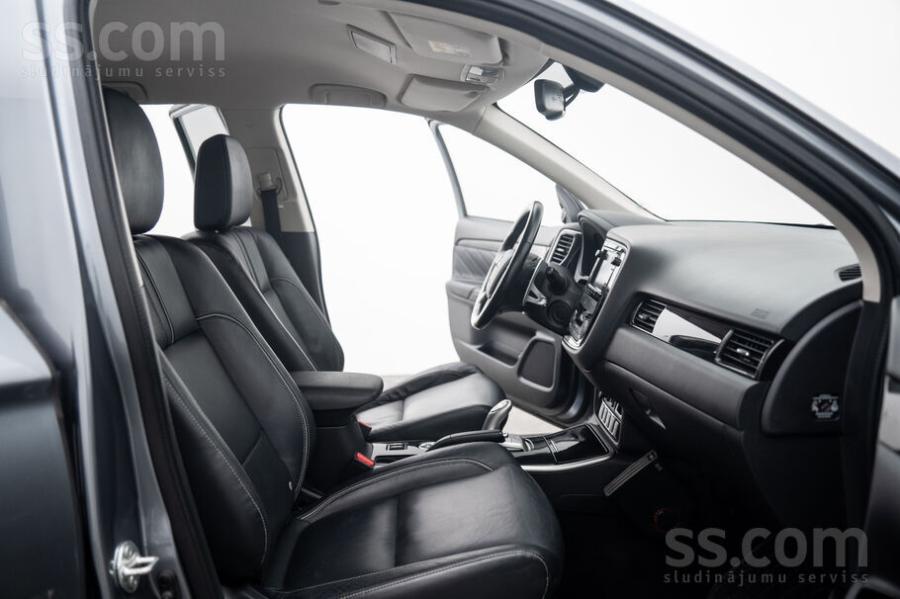 Pelēks Mitsubishi Outlander 2016 Tallina, ar dzinēja tilpumu 2.00 L un nobraukumu 183 tūkst. km par 13499 €, foto 10 vietnē AUTOMOTO.COM.LV