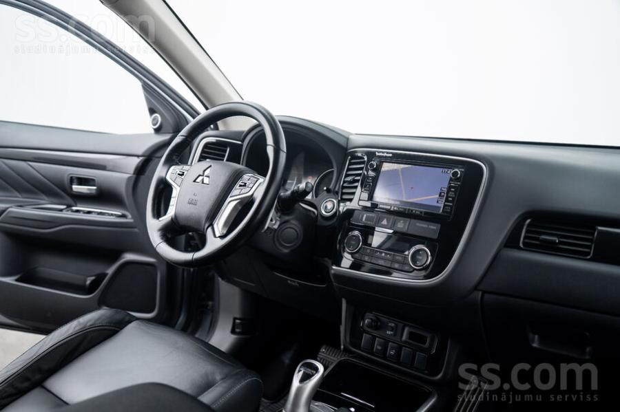 Pelēks Mitsubishi Outlander 2016 Tallina, ar dzinēja tilpumu 2.00 L un nobraukumu 183 tūkst. km par 13499 €, foto 11 vietnē AUTOMOTO.COM.LV