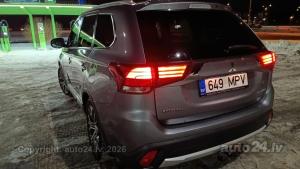 Pelēks Mitsubishi Outlander 2016 Tallina, ar dzinēja tilpumu 2.00 L un nobraukumu 242 tūkst. km par 10999 €, foto 4 vietnē AUTOMOTO.COM.LV