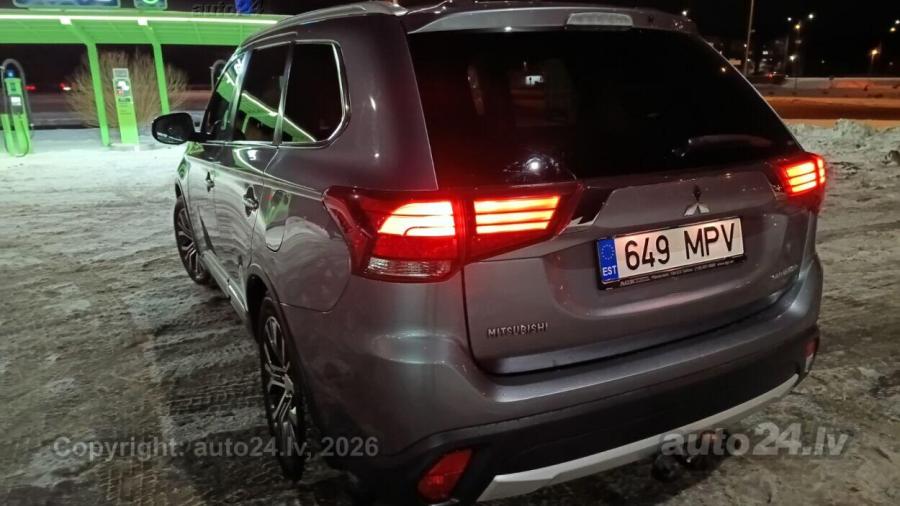 Pelēks Mitsubishi Outlander 2016 Tallina, ar dzinēja tilpumu 2.00 L un nobraukumu 242 tūkst. km par 10999 €, foto 4 vietnē AUTOMOTO.COM.LV