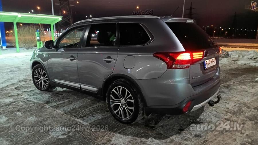 Pelēks Mitsubishi Outlander 2016 Tallina, ar dzinēja tilpumu 2.00 L un nobraukumu 242 tūkst. km par 10999 €, foto 5 vietnē AUTOMOTO.COM.LV