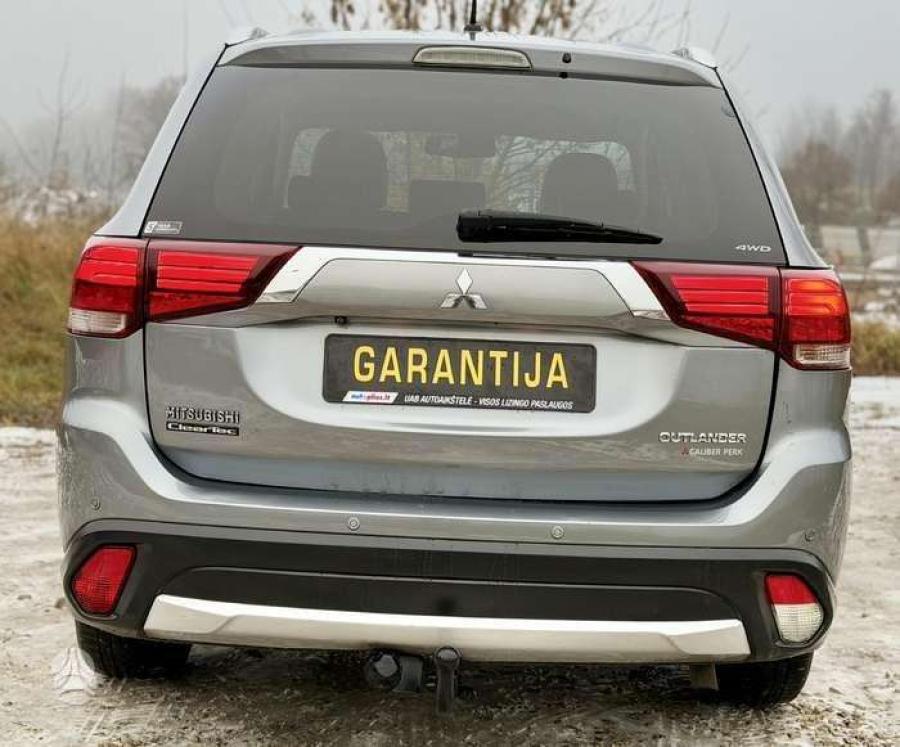 Grey Mitsubishi Outlander 2016 in Siauliai, with an engine capacity of 2.27 L and mileage of 238 thousand km for 12550 €, photo 6 on AUTOMOTO.COM.LV