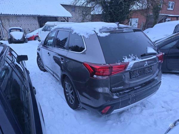 Pelēks Mitsubishi Outlander 2016 Marijampole, ar dzinēja tilpumu 2.27 L un nobraukumu 140 tūkst. km par 8600 €, foto 1 vietnē AUTOMOTO.COM.LV