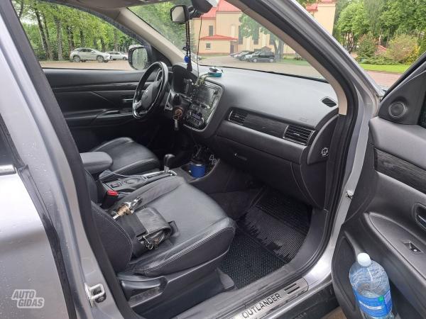 Pelēks Mitsubishi Outlander 2016 Viļņa, ar dzinēja tilpumu 2.00 L un nobraukumu 263 tūkst. km par 9800 €, foto 5 vietnē AUTOMOTO.COM.LV