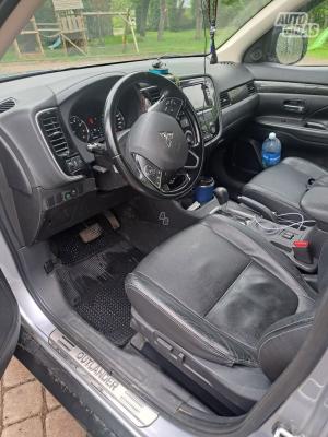 Pelēks Mitsubishi Outlander 2016 Viļņa, ar dzinēja tilpumu 2.00 L un nobraukumu 263 tūkst. km par 9800 €, foto 7 vietnē AUTOMOTO.COM.LV