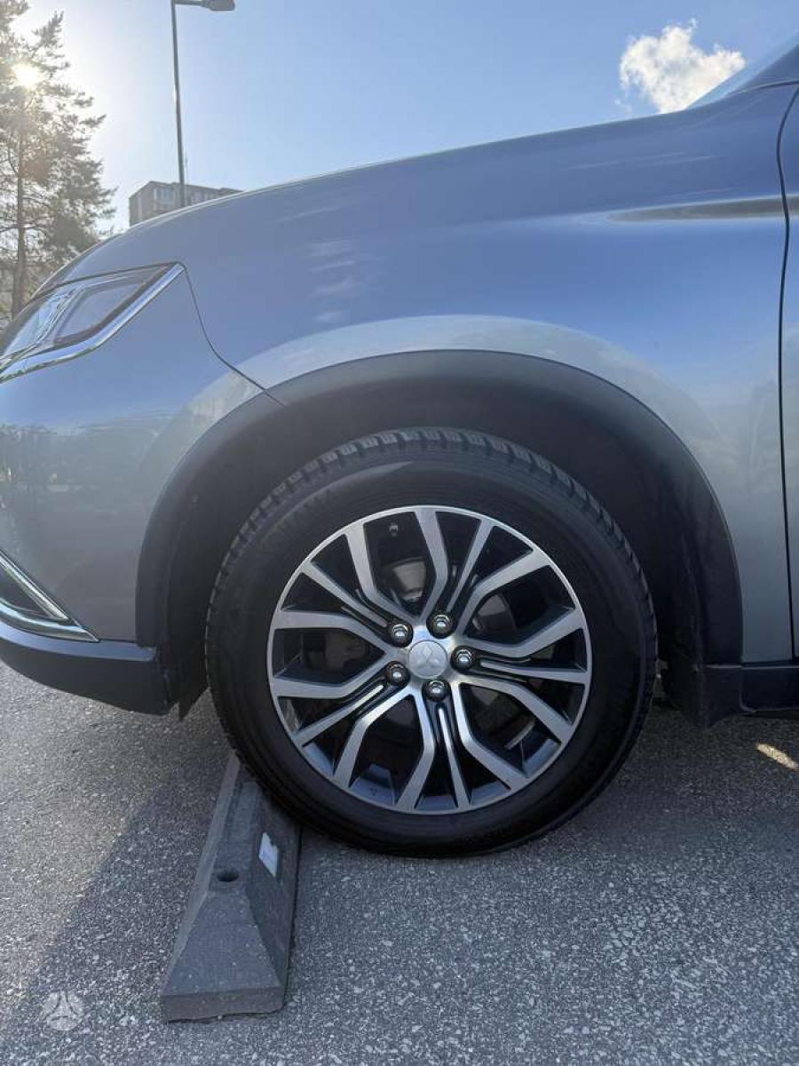 Grey Mitsubishi Outlander 2016 in Vilnius, with an engine capacity of 2.00 L and mileage of 104 thousand km for 16490 €, photo 5 on AUTOMOTO.COM.LV