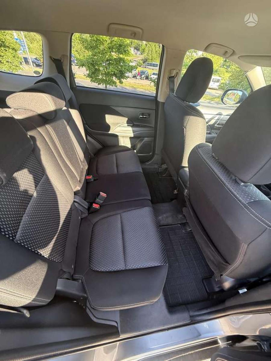 Grey Mitsubishi Outlander 2016 in Vilnius, with an engine capacity of 2.00 L and mileage of 104 thousand km for 16490 €, photo 7 on AUTOMOTO.COM.LV