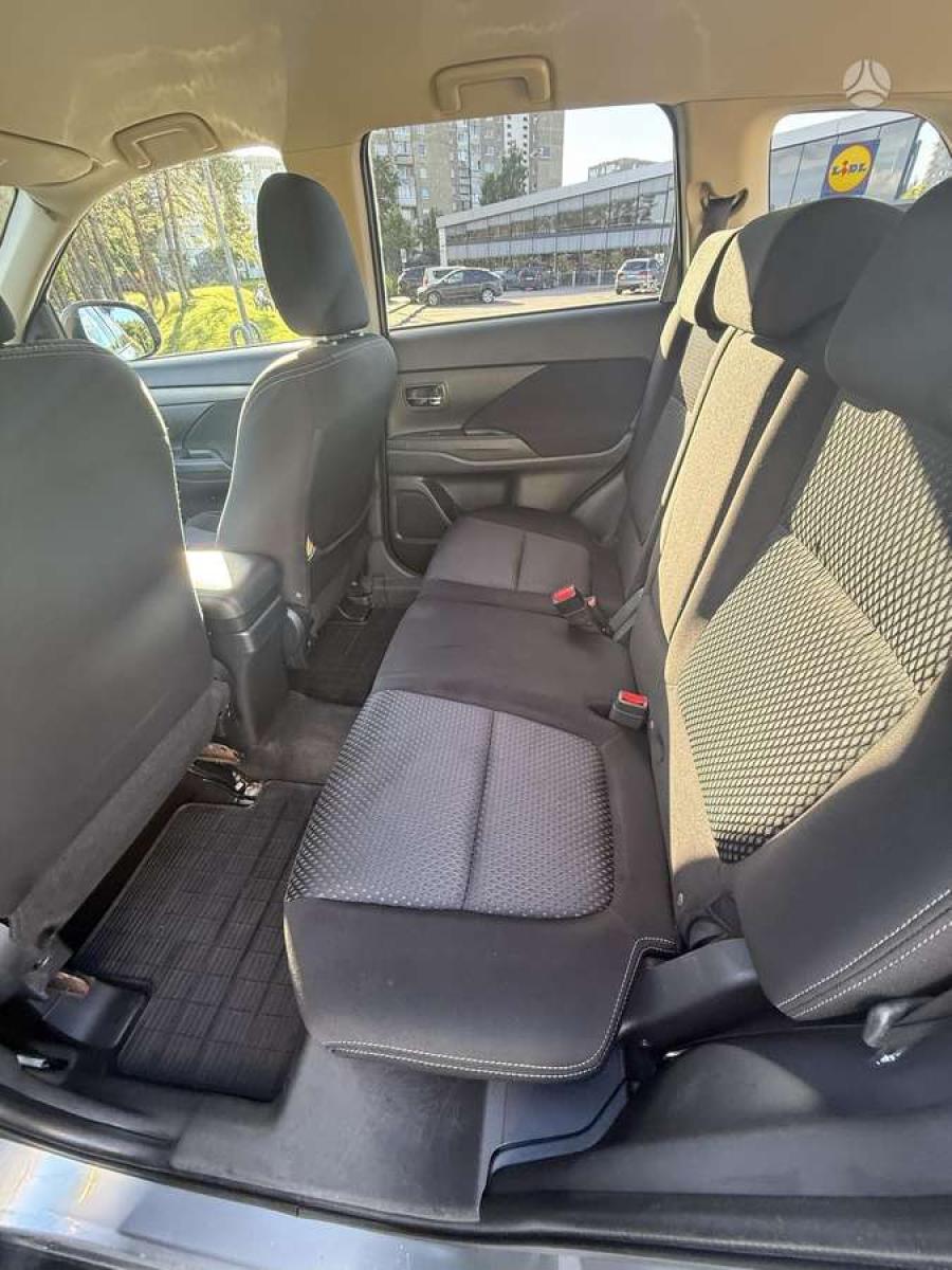 Grey Mitsubishi Outlander 2016 in Vilnius, with an engine capacity of 2.00 L and mileage of 104 thousand km for 16490 €, photo 8 on AUTOMOTO.COM.LV