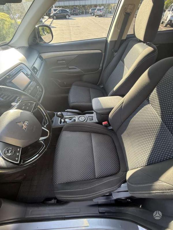 Pelēks Mitsubishi Outlander 2016 Viļņa, ar dzinēja tilpumu 2.00 L un nobraukumu 104 tūkst. km par 16490 €, foto 8 vietnē AUTOMOTO.COM.LV