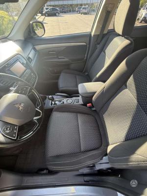 Grey Mitsubishi Outlander 2016 in Vilnius, with an engine capacity of 2.00 L and mileage of 104 thousand km for 16490 €, photo 9 on AUTOMOTO.COM.LV