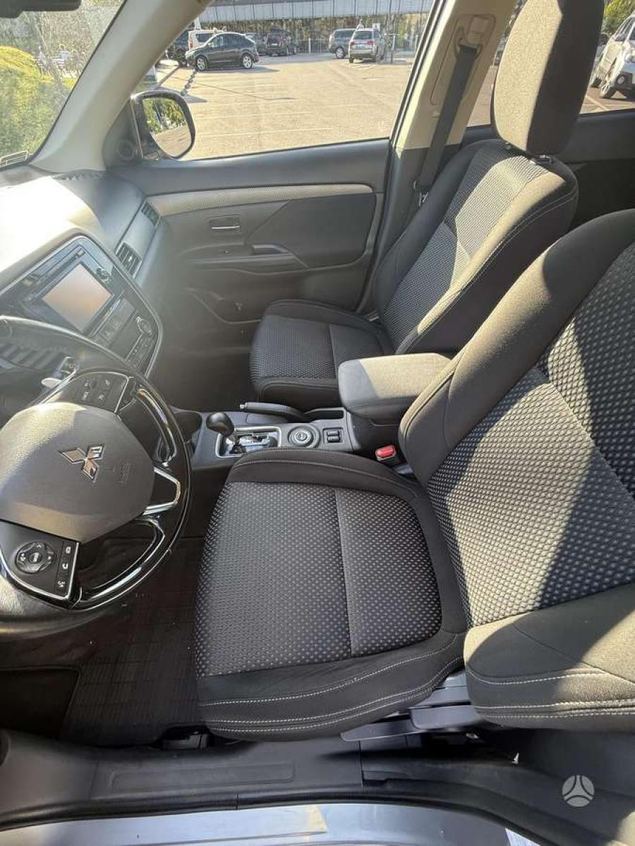 Grey Mitsubishi Outlander 2016 in Vilnius, with an engine capacity of 2.00 L and mileage of 104 thousand km for 16490 €, photo 9 on AUTOMOTO.COM.LV