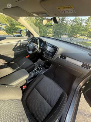 Grey Mitsubishi Outlander 2016 in Vilnius, with an engine capacity of 2.00 L and mileage of 104 thousand km for 16490 €, photo 10 on AUTOMOTO.COM.LV