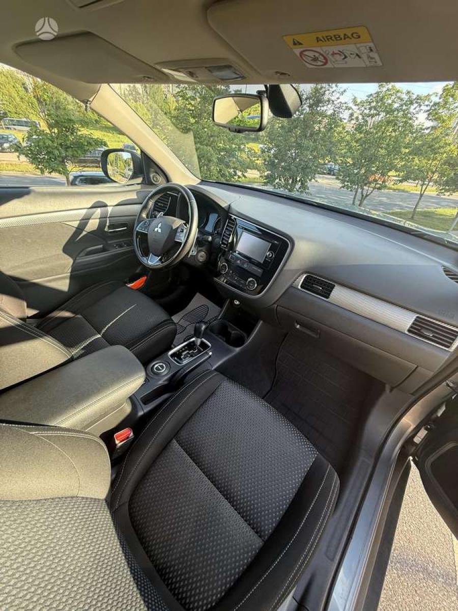 Grey Mitsubishi Outlander 2016 in Vilnius, with an engine capacity of 2.00 L and mileage of 104 thousand km for 16490 €, photo 10 on AUTOMOTO.COM.LV