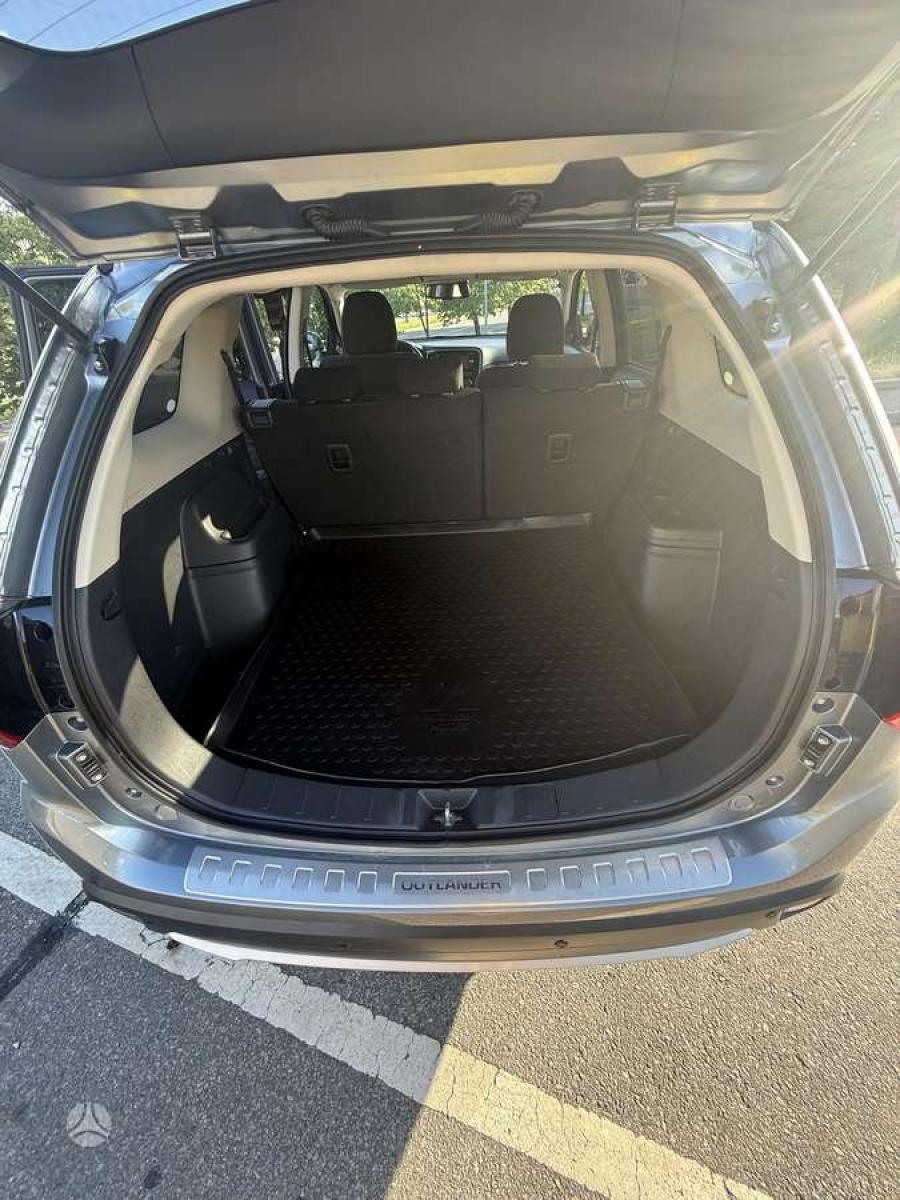 Grey Mitsubishi Outlander 2016 in Vilnius, with an engine capacity of 2.00 L and mileage of 104 thousand km for 16490 €, photo 12 on AUTOMOTO.COM.LV