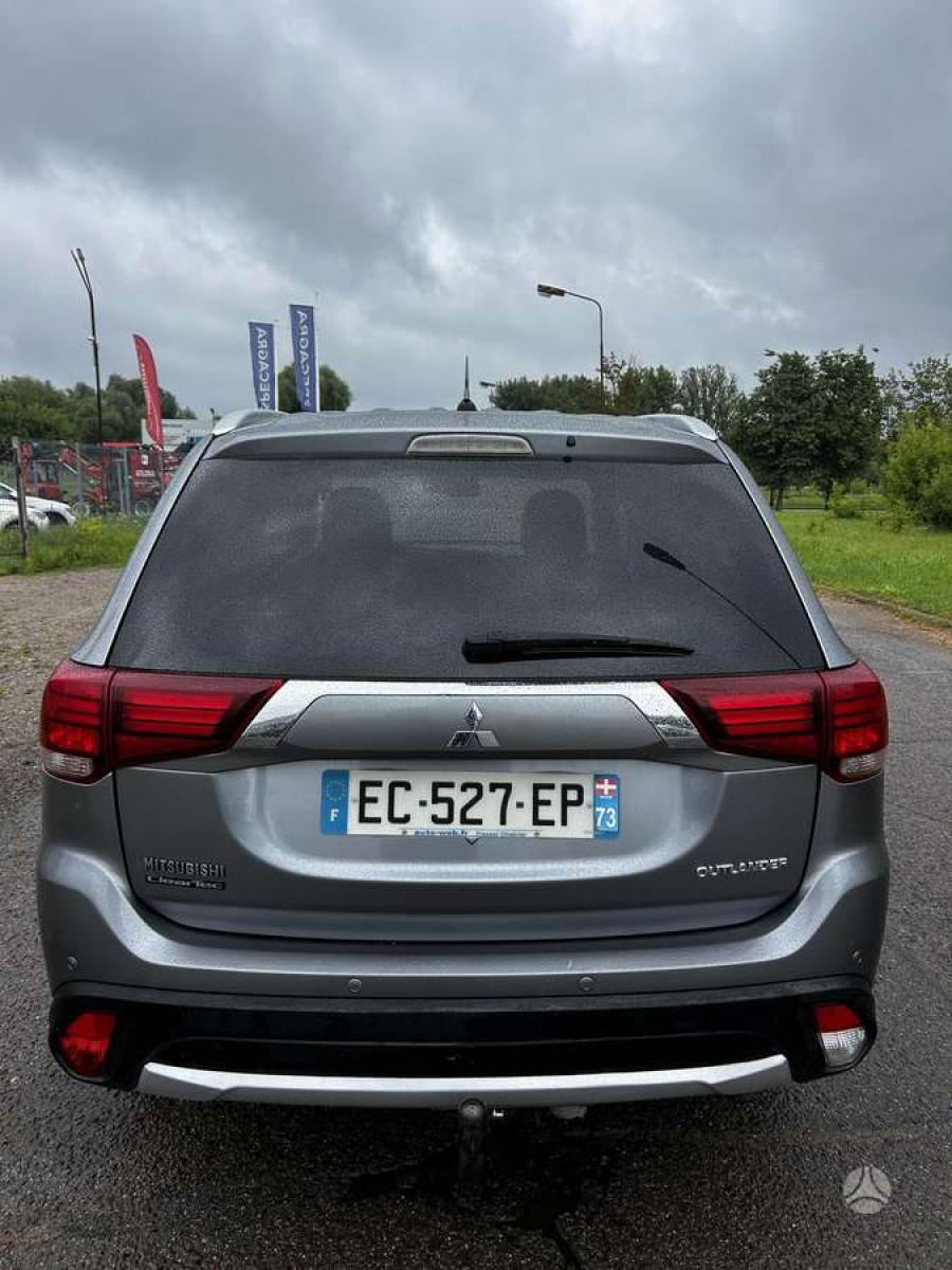 Grey Mitsubishi Outlander 2016 in Panevezys, with an engine capacity of 2.00 L and mileage of 257 thousand km for 8200 €, photo 6 on AUTOMOTO.COM.LV
