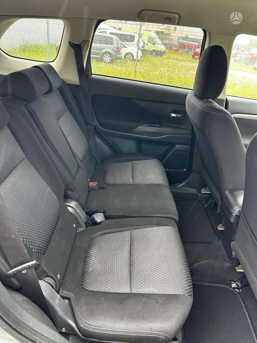 Grey Mitsubishi Outlander 2016 in Panevezys, with an engine capacity of 2.00 L and mileage of 257 thousand km for 8200 €, photo 9 on AUTOMOTO.COM.LV