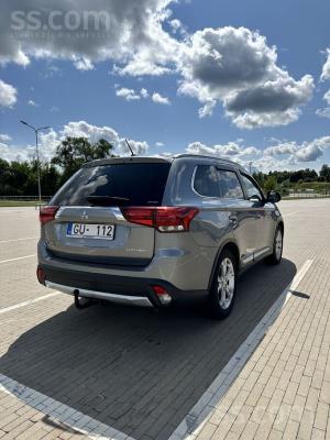 Grey Mitsubishi Outlander 2016 in Rezekne, with an engine capacity of 2.30 L and mileage of 176 thousand km for 12000 €, photo 5 on AUTOMOTO.COM.LV