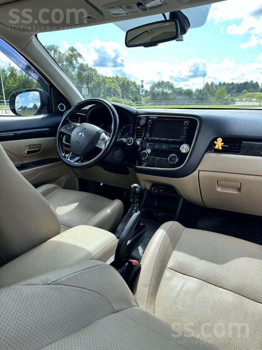 Grey Mitsubishi Outlander 2016 in Rezekne, with an engine capacity of 2.30 L and mileage of 176 thousand km for 12000 €, photo 6 on AUTOMOTO.COM.LV