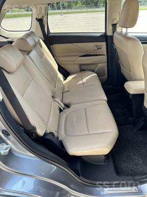 Grey Mitsubishi Outlander 2016 in Rezekne, with an engine capacity of 2.30 L and mileage of 176 thousand km for 12000 €, photo 7 on AUTOMOTO.COM.LV