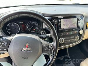 Grey Mitsubishi Outlander 2016 in Rezekne, with an engine capacity of 2.30 L and mileage of 176 thousand km for 12000 €, photo 9 on AUTOMOTO.COM.LV