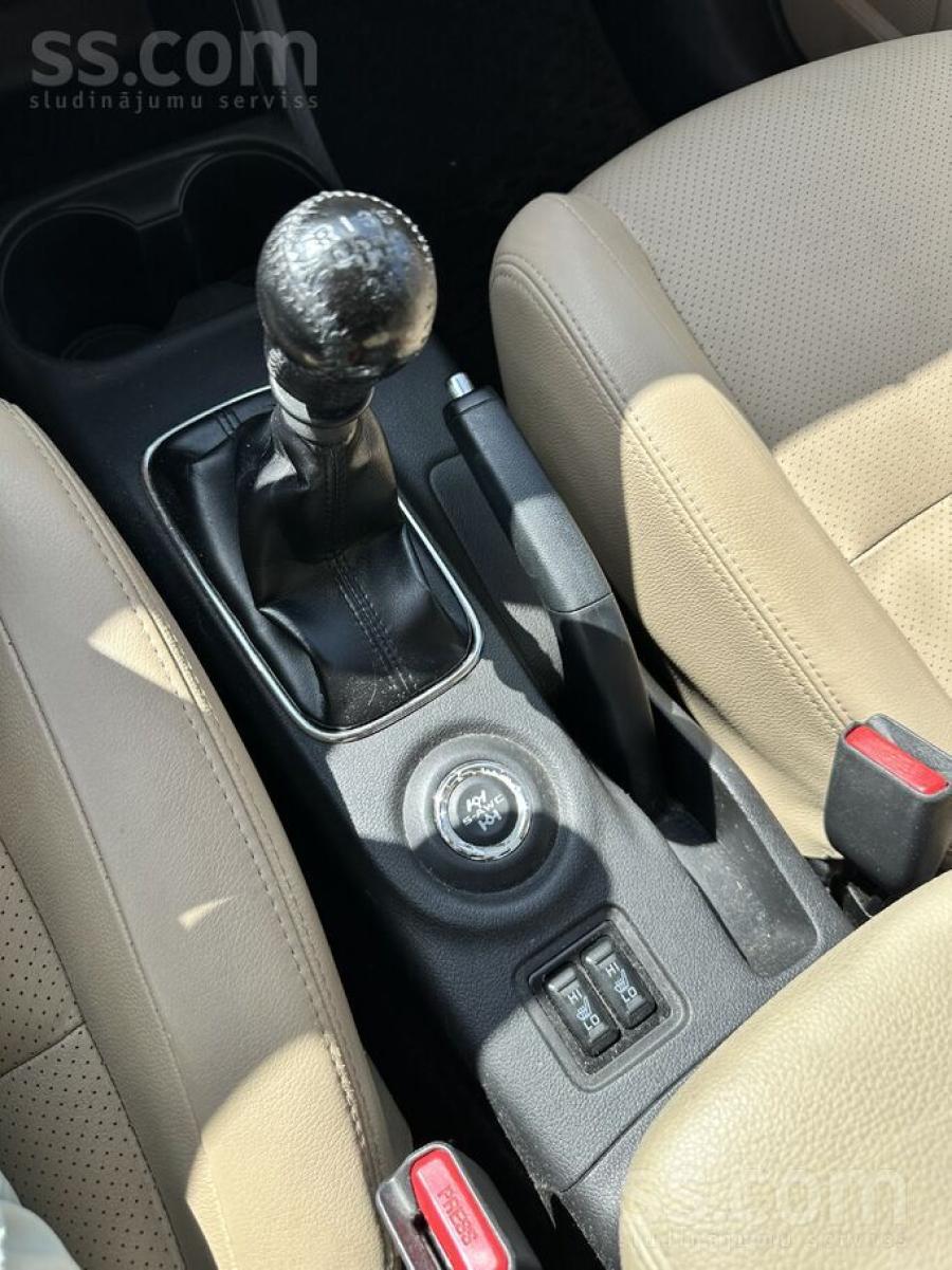 Grey Mitsubishi Outlander 2016 in Rezekne, with an engine capacity of 2.30 L and mileage of 176 thousand km for 12000 €, photo 10 on AUTOMOTO.COM.LV