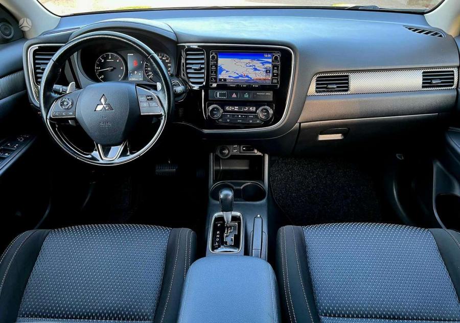 Grey Mitsubishi Outlander 2016 in Utena, with an engine capacity of 2.27 L and mileage of 141 thousand km for 13150 €, photo 10 on AUTOMOTO.COM.LV