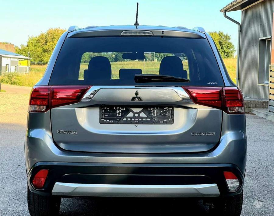 Grey Mitsubishi Outlander 2016 in Utena, with an engine capacity of 2.27 L and mileage of 141 thousand km for 13150 €, photo 14 on AUTOMOTO.COM.LV