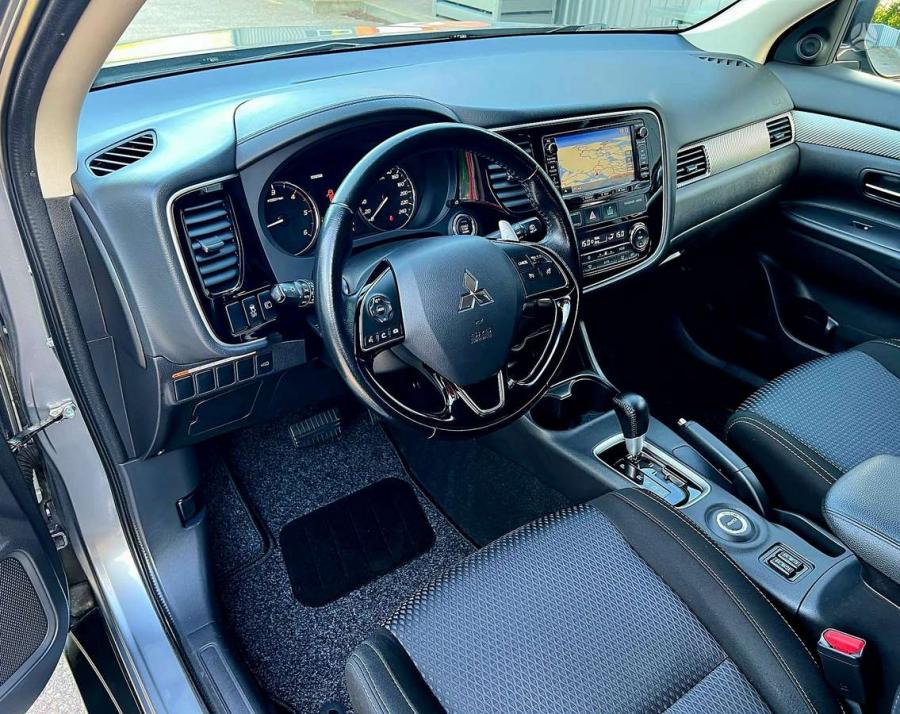 Grey Mitsubishi Outlander 2016 in Utena, with an engine capacity of 2.27 L and mileage of 141 thousand km for 13150 €, photo 15 on AUTOMOTO.COM.LV