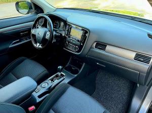 Grey Mitsubishi Outlander 2016 in Utena, with an engine capacity of 2.27 L and mileage of 141 thousand km for 13150 €, photo 42 on AUTOMOTO.COM.LV