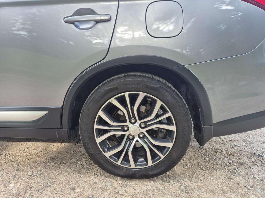 Pelēks Mitsubishi Outlander 2016 Viļņa, ar dzinēja tilpumu 2.00 L un nobraukumu 201 tūkst. km par 14000 €, foto 3 vietnē AUTOMOTO.COM.LV