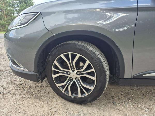 Pelēks Mitsubishi Outlander 2016 Viļņa, ar dzinēja tilpumu 2.00 L un nobraukumu 201 tūkst. km par 14000 €, foto 4 vietnē AUTOMOTO.COM.LV