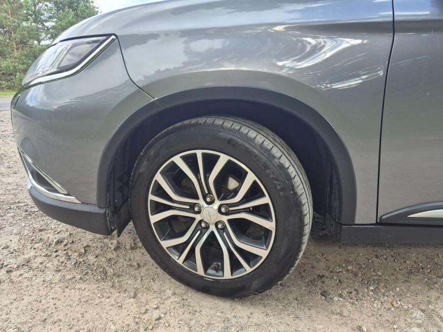 Pelēks Mitsubishi Outlander 2016 Viļņa, ar dzinēja tilpumu 2.00 L un nobraukumu 201 tūkst. km par 14000 €, foto 5 vietnē AUTOMOTO.COM.LV