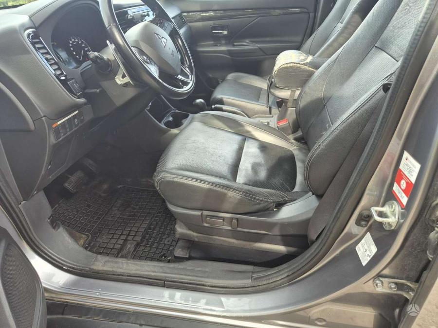 Pelēks Mitsubishi Outlander 2016 Viļņa, ar dzinēja tilpumu 2.00 L un nobraukumu 201 tūkst. km par 14000 €, foto 21 vietnē AUTOMOTO.COM.LV