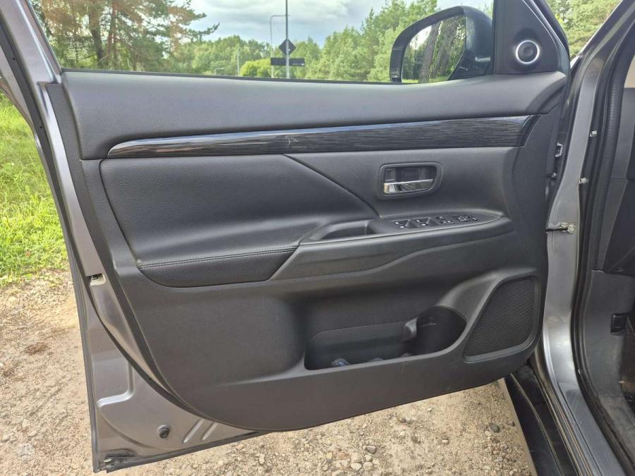 Pelēks Mitsubishi Outlander 2016 Viļņa, ar dzinēja tilpumu 2.00 L un nobraukumu 201 tūkst. km par 14000 €, foto 22 vietnē AUTOMOTO.COM.LV