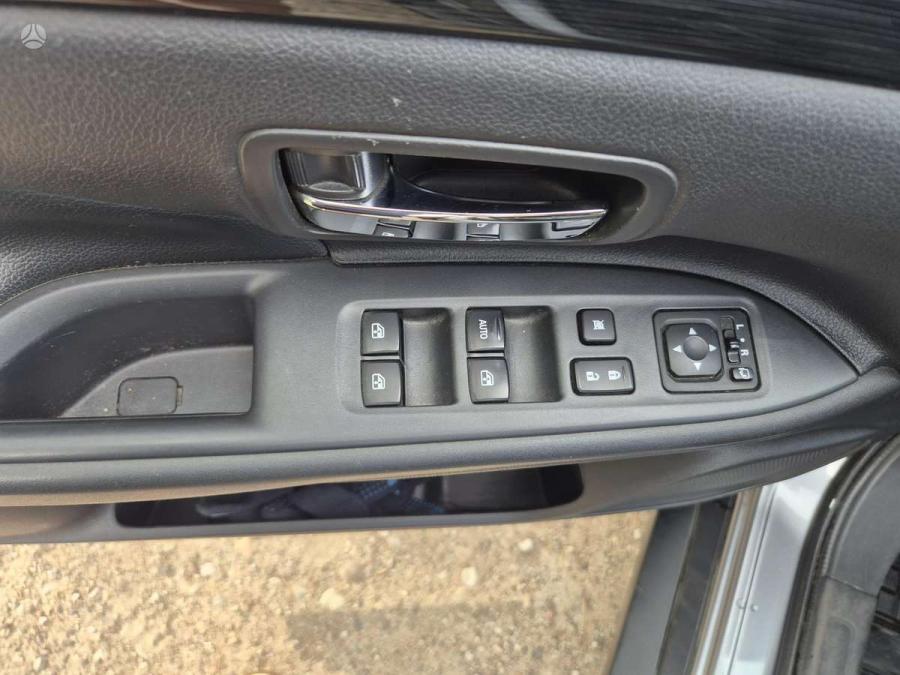 Pelēks Mitsubishi Outlander 2016 Viļņa, ar dzinēja tilpumu 2.00 L un nobraukumu 201 tūkst. km par 14000 €, foto 23 vietnē AUTOMOTO.COM.LV