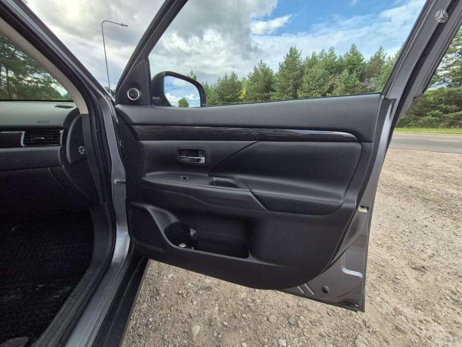Pelēks Mitsubishi Outlander 2016 Viļņa, ar dzinēja tilpumu 2.00 L un nobraukumu 201 tūkst. km par 14000 €, foto 37 vietnē AUTOMOTO.COM.LV