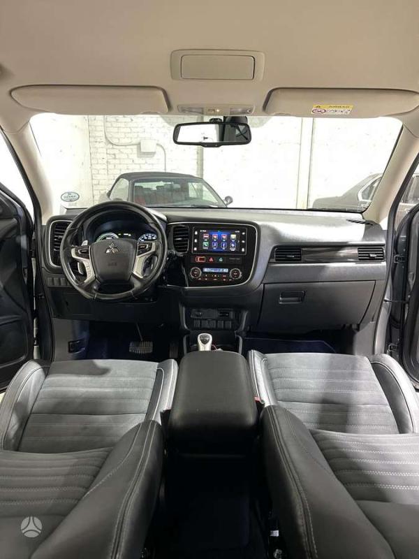 Grey Mitsubishi Outlander 2016 in Klaipeda, with an engine capacity of 2.00 L and mileage of 182 thousand km for 13999 €, photo 4 on AUTOMOTO.COM.LV