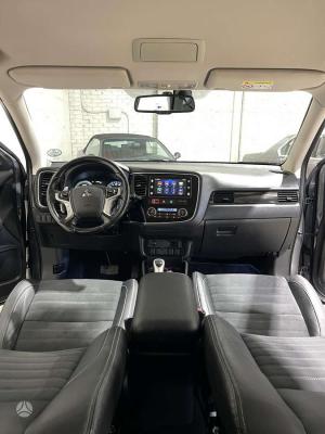 Grey Mitsubishi Outlander 2016 in Klaipeda, with an engine capacity of 2.00 L and mileage of 182 thousand km for 13999 €, photo 5 on AUTOMOTO.COM.LV