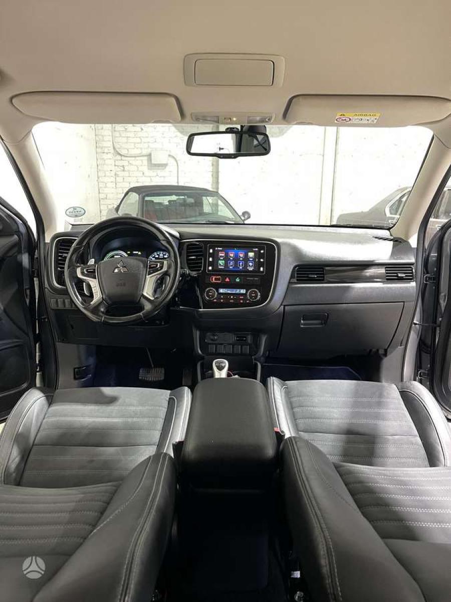 Grey Mitsubishi Outlander 2016 in Klaipeda, with an engine capacity of 2.00 L and mileage of 182 thousand km for 13999 €, photo 5 on AUTOMOTO.COM.LV
