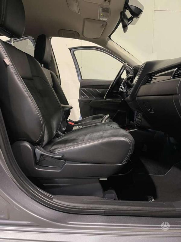 Grey Mitsubishi Outlander 2016 in Klaipeda, with an engine capacity of 2.00 L and mileage of 182 thousand km for 13999 €, photo 6 on AUTOMOTO.COM.LV