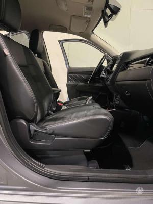 Grey Mitsubishi Outlander 2016 in Klaipeda, with an engine capacity of 2.00 L and mileage of 182 thousand km for 13999 €, photo 7 on AUTOMOTO.COM.LV