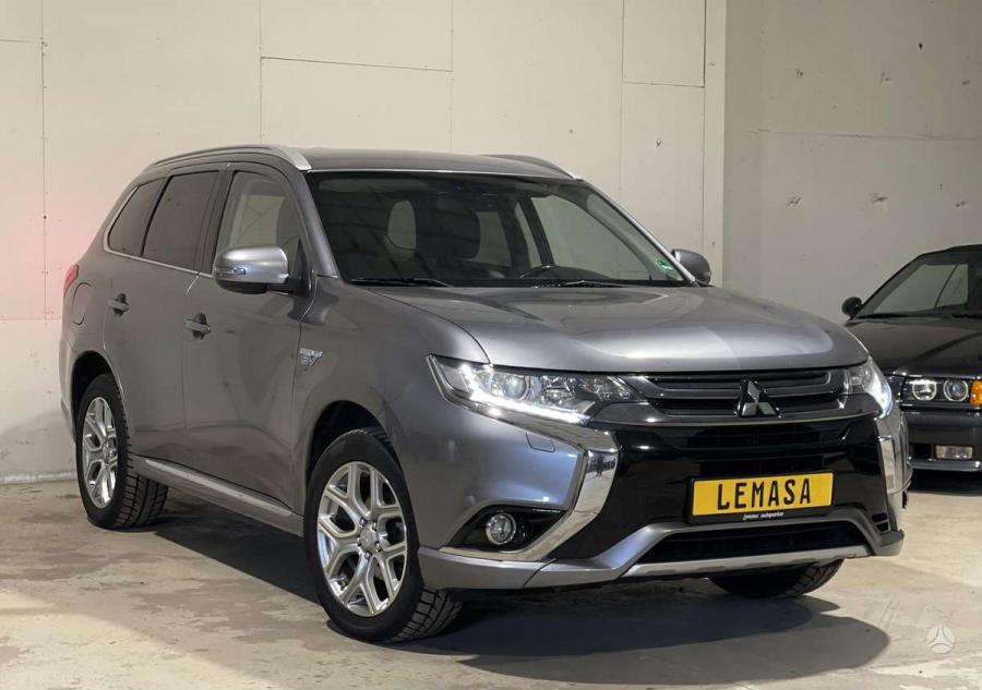 Grey Mitsubishi Outlander 2016 in Klaipeda, with an engine capacity of 2.00 L and mileage of 182 thousand km for 13999 €, photo 10 on AUTOMOTO.COM.LV