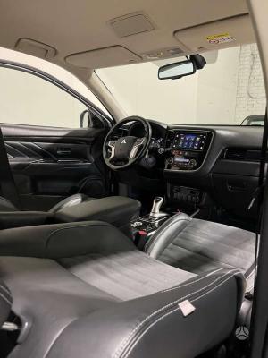 Grey Mitsubishi Outlander 2016 in Klaipeda, with an engine capacity of 2.00 L and mileage of 182 thousand km for 13999 €, photo 17 on AUTOMOTO.COM.LV