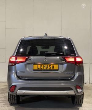 Grey Mitsubishi Outlander 2016 in Klaipeda, with an engine capacity of 2.00 L and mileage of 182 thousand km for 13999 €, photo 18 on AUTOMOTO.COM.LV