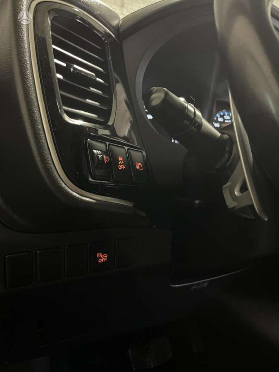 Grey Mitsubishi Outlander 2016 in Klaipeda, with an engine capacity of 2.00 L and mileage of 182 thousand km for 13999 €, photo 19 on AUTOMOTO.COM.LV