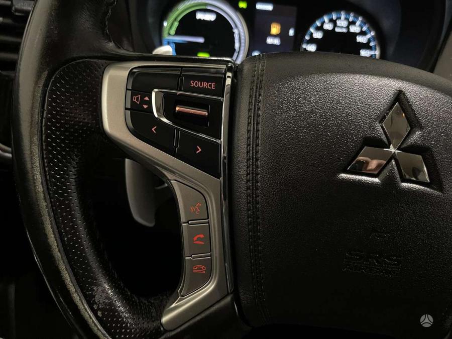 Grey Mitsubishi Outlander 2016 in Klaipeda, with an engine capacity of 2.00 L and mileage of 182 thousand km for 13999 €, photo 20 on AUTOMOTO.COM.LV