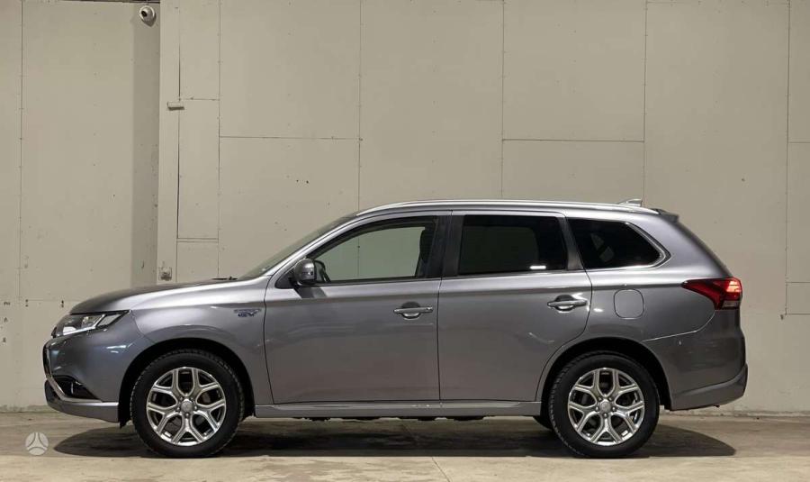 Grey Mitsubishi Outlander 2016 in Klaipeda, with an engine capacity of 2.00 L and mileage of 182 thousand km for 13999 €, photo 21 on AUTOMOTO.COM.LV
