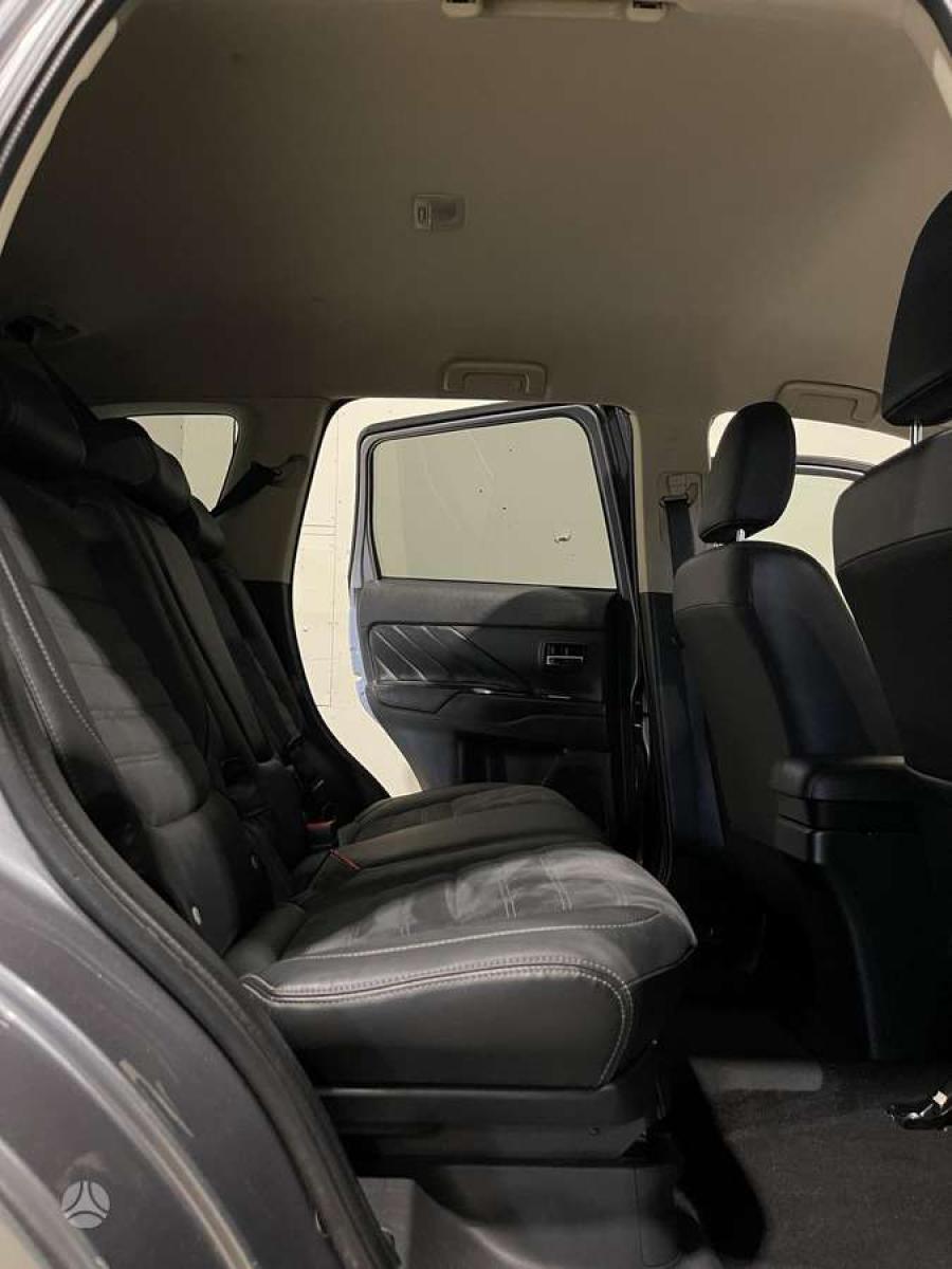 Grey Mitsubishi Outlander 2016 in Klaipeda, with an engine capacity of 2.00 L and mileage of 182 thousand km for 13999 €, photo 22 on AUTOMOTO.COM.LV