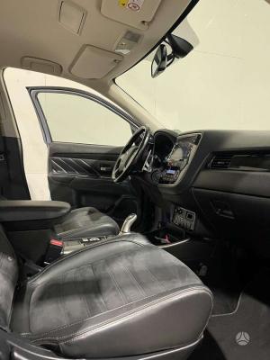 Grey Mitsubishi Outlander 2016 in Klaipeda, with an engine capacity of 2.00 L and mileage of 182 thousand km for 13999 €, photo 26 on AUTOMOTO.COM.LV