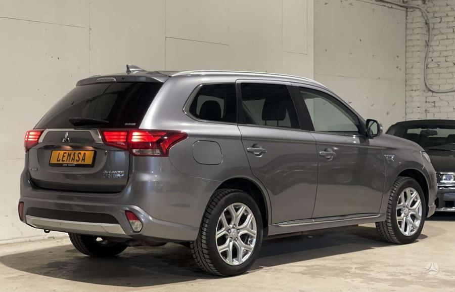 Grey Mitsubishi Outlander 2016 in Klaipeda, with an engine capacity of 2.00 L and mileage of 182 thousand km for 13999 €, photo 28 on AUTOMOTO.COM.LV